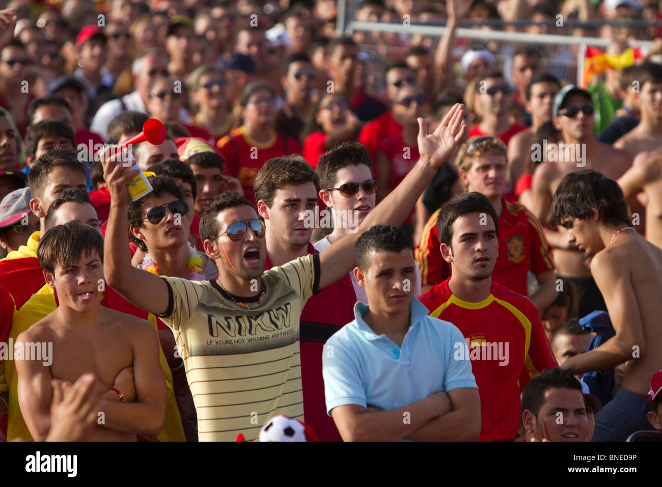 Spanish soccer fans cheering Stock Photo - Alamy