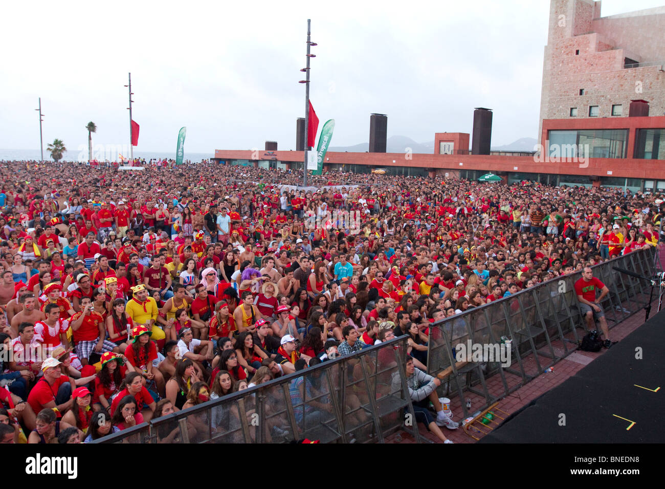 Spanish soccer fans cheering Stock Photo - Alamy