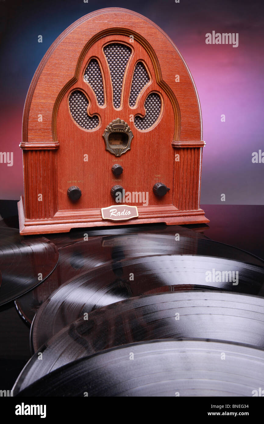 Vintage radio and vinyl records Stock Photo - Alamy