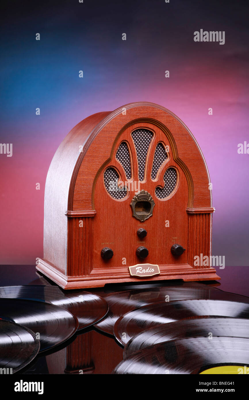 Vintage radio and vinyl records Stock Photo - Alamy