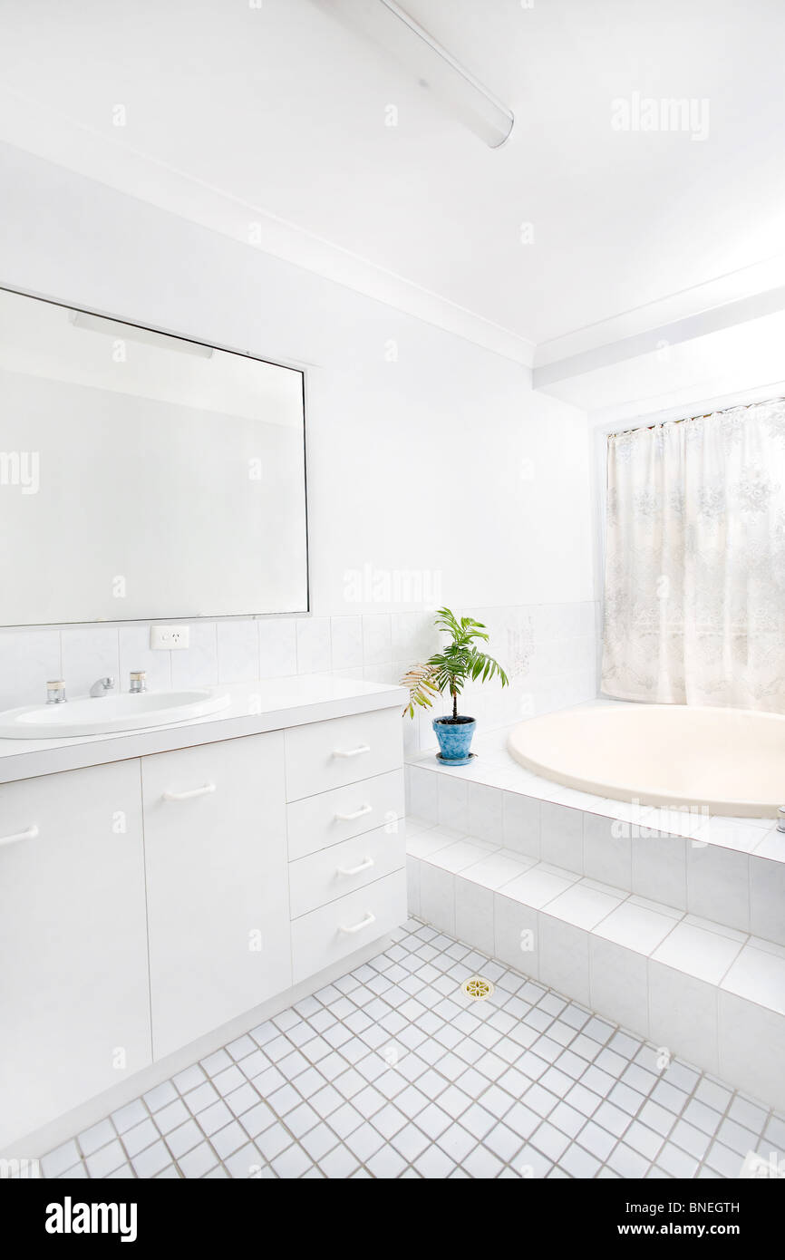 Bright airy bathroom hi-res stock photography and images - Alamy