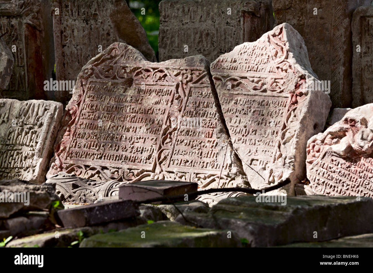 Gravestone plate hi-res stock photography and images - Alamy
