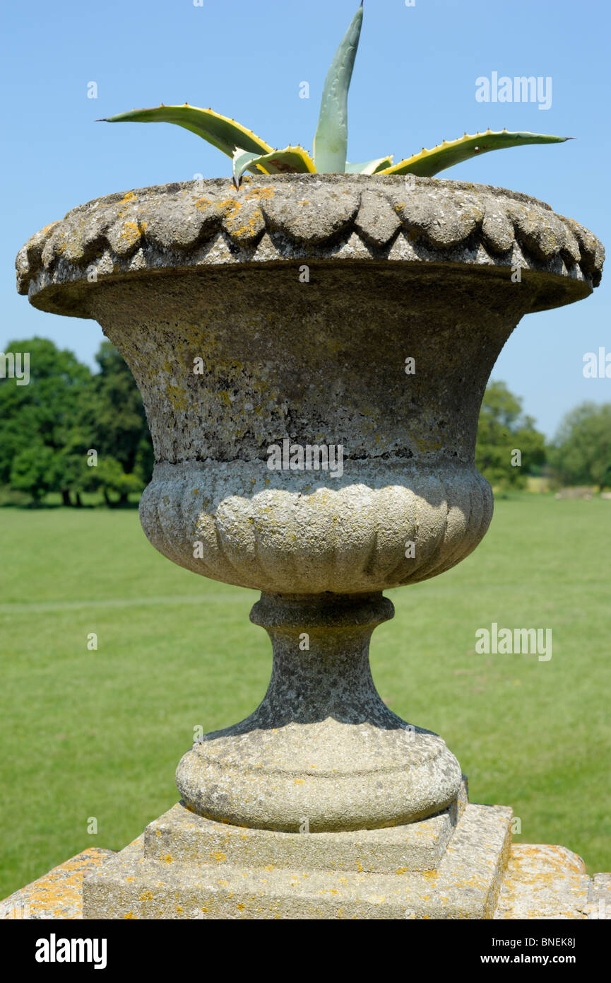 Large garden urn hi-res stock photography and images - Alamy