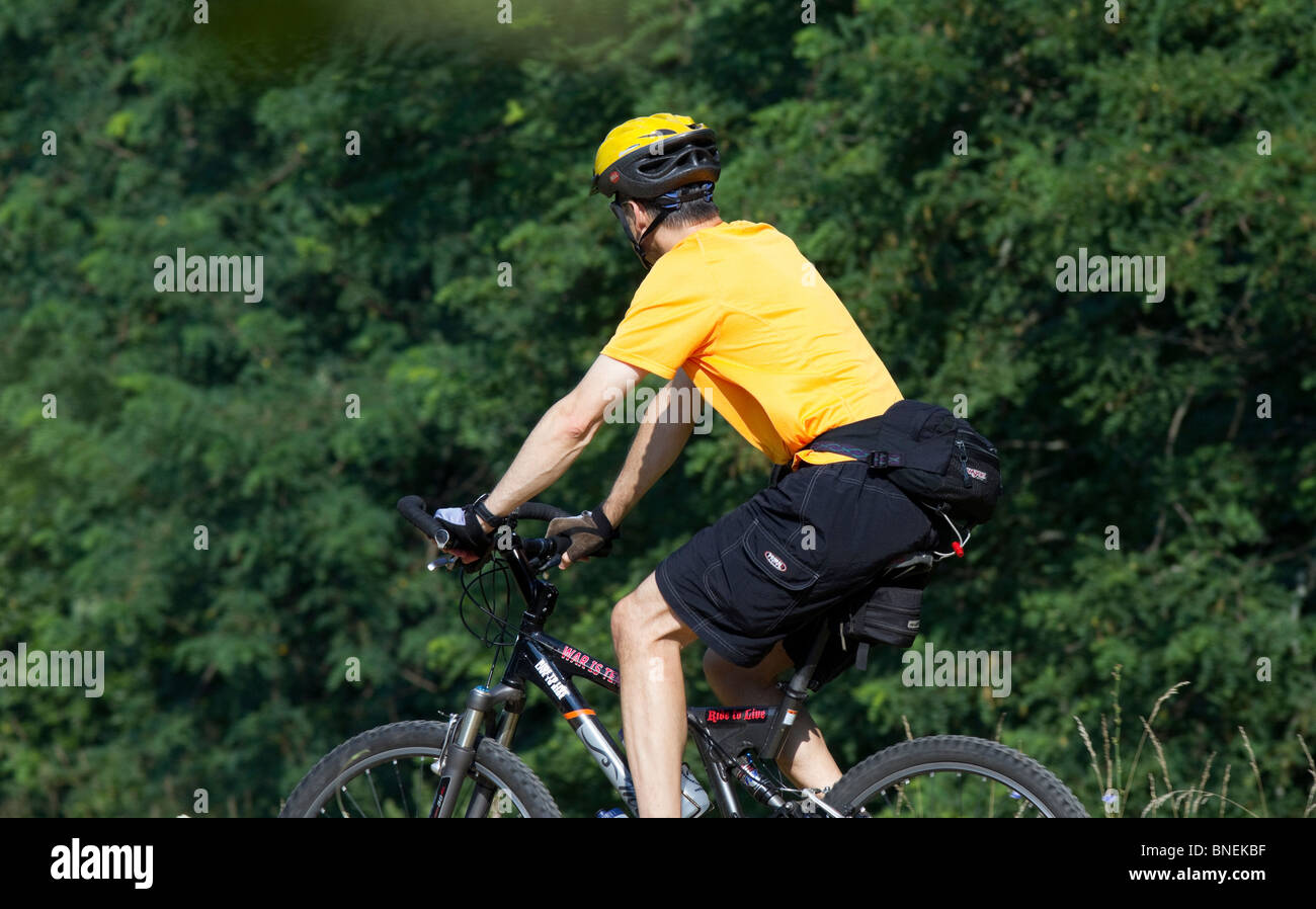 Black and yellow bike helmet hi-res stock photography and images - Alamy