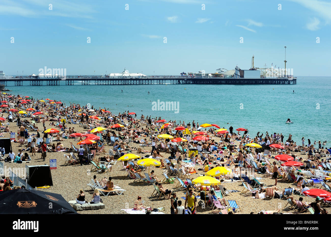 Crowded seaside hi-res stock photography and images - Alamy