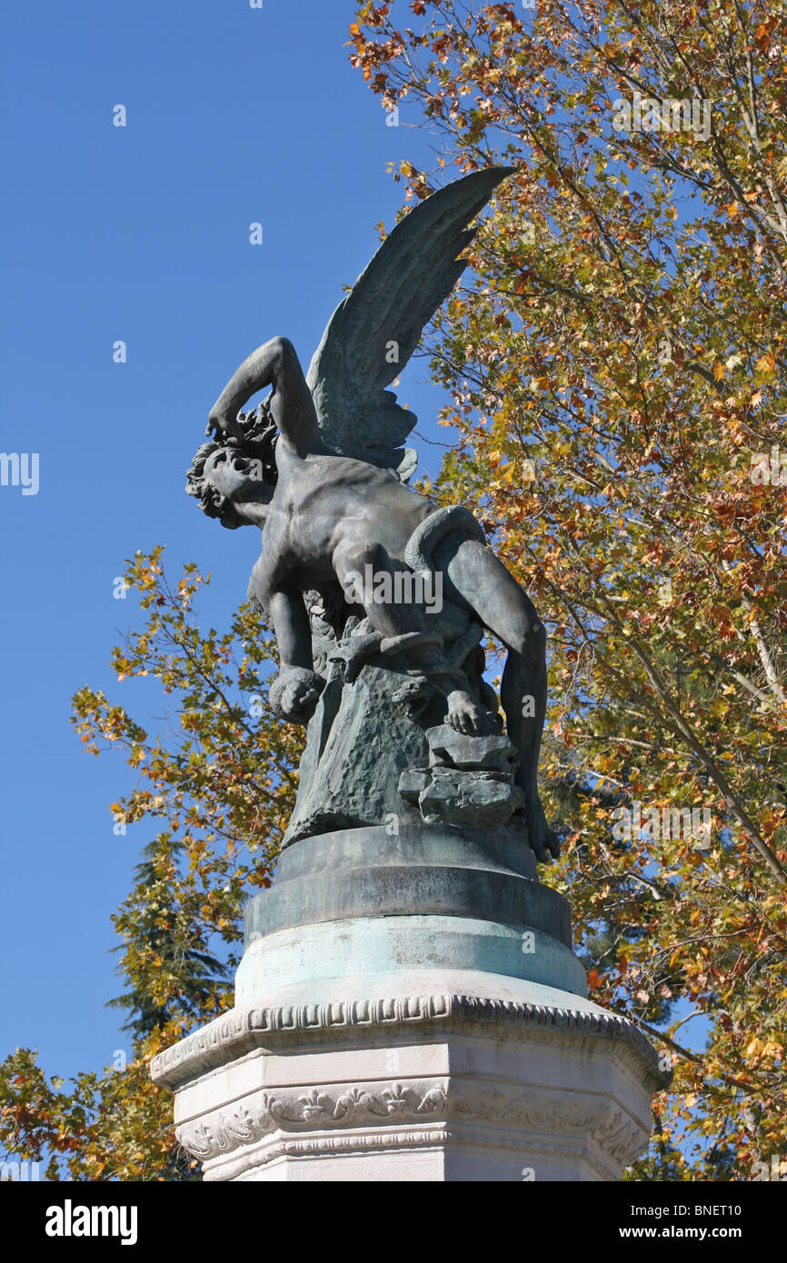 Fountain of 'El Angel Caído' - the Falling Angel - (Lucifer//Devil ...