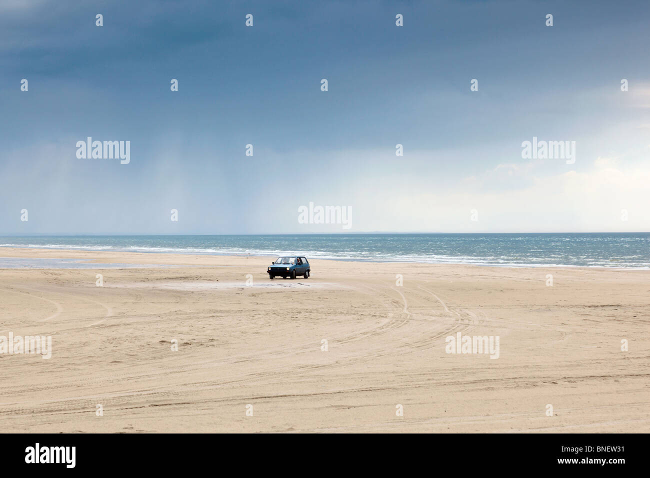 Car driving on sand beach hi-res stock photography and images - Alamy