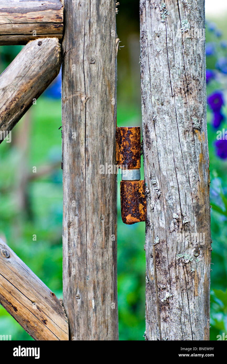 Rusty hinge and wooden gate Stock Photo - Alamy