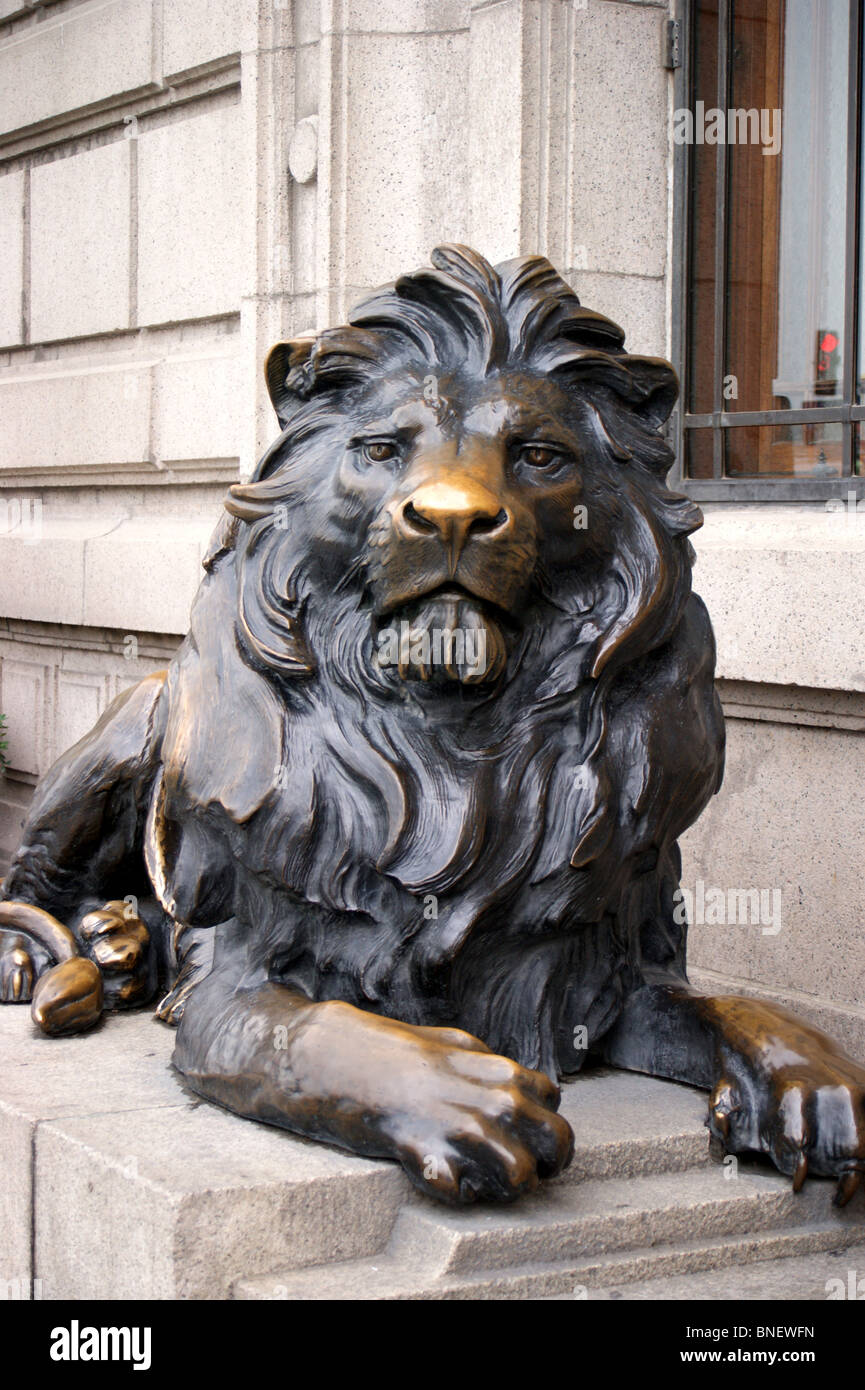 Hsbc lion sculpture hi-res stock photography and images - Alamy