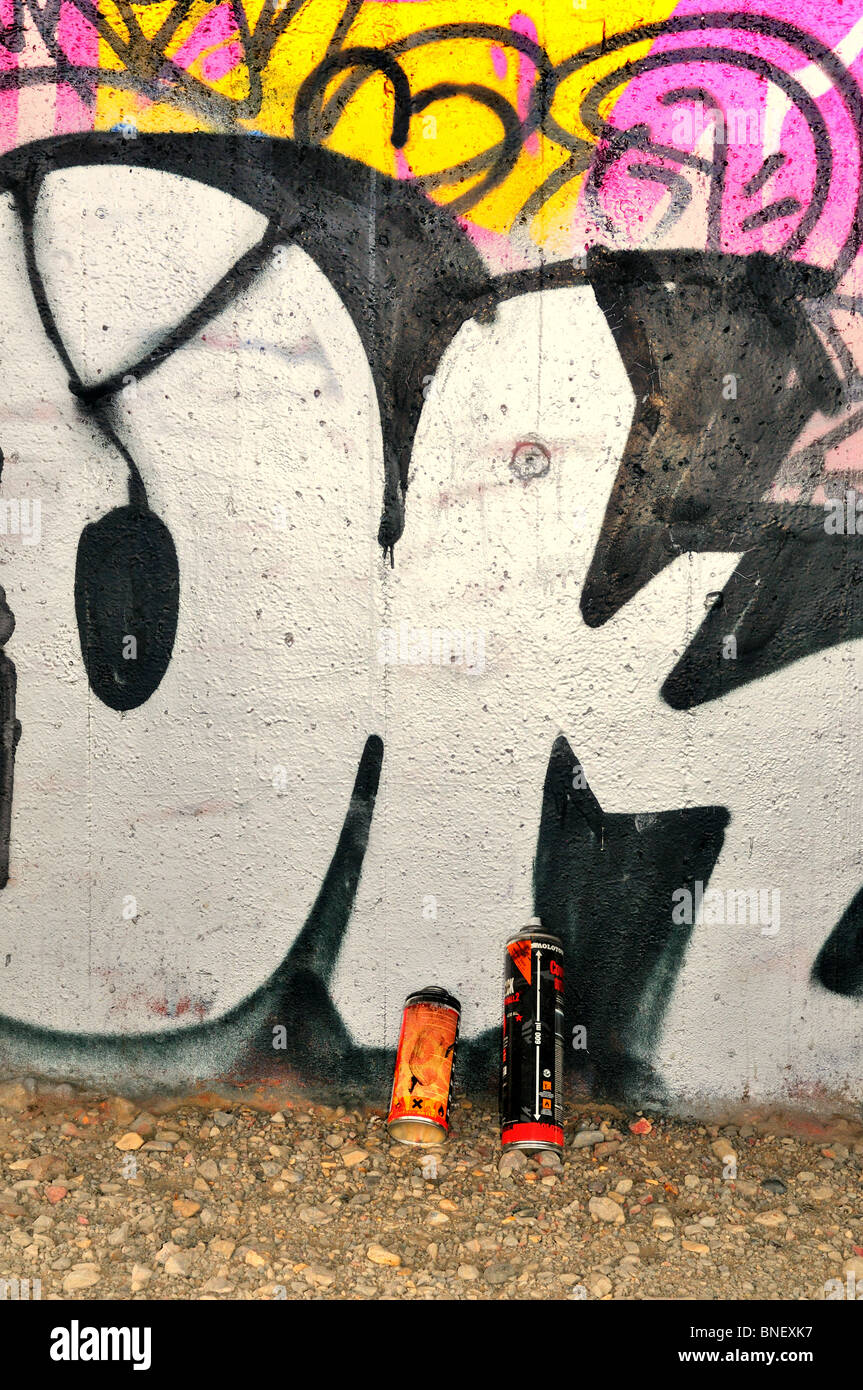 Brightly coloured graffiti on walls Stock Photo - Alamy