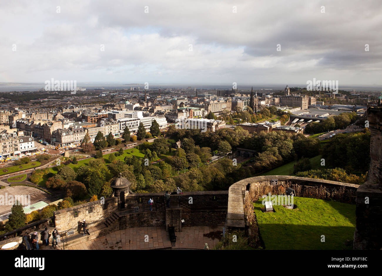 Edinburgh castle ramparts hi-res stock photography and images - Alamy