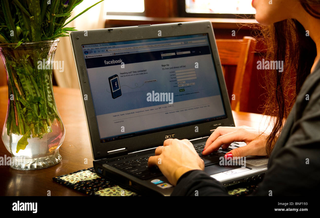 Woman reads facebook hi-res stock photography and images - Alamy