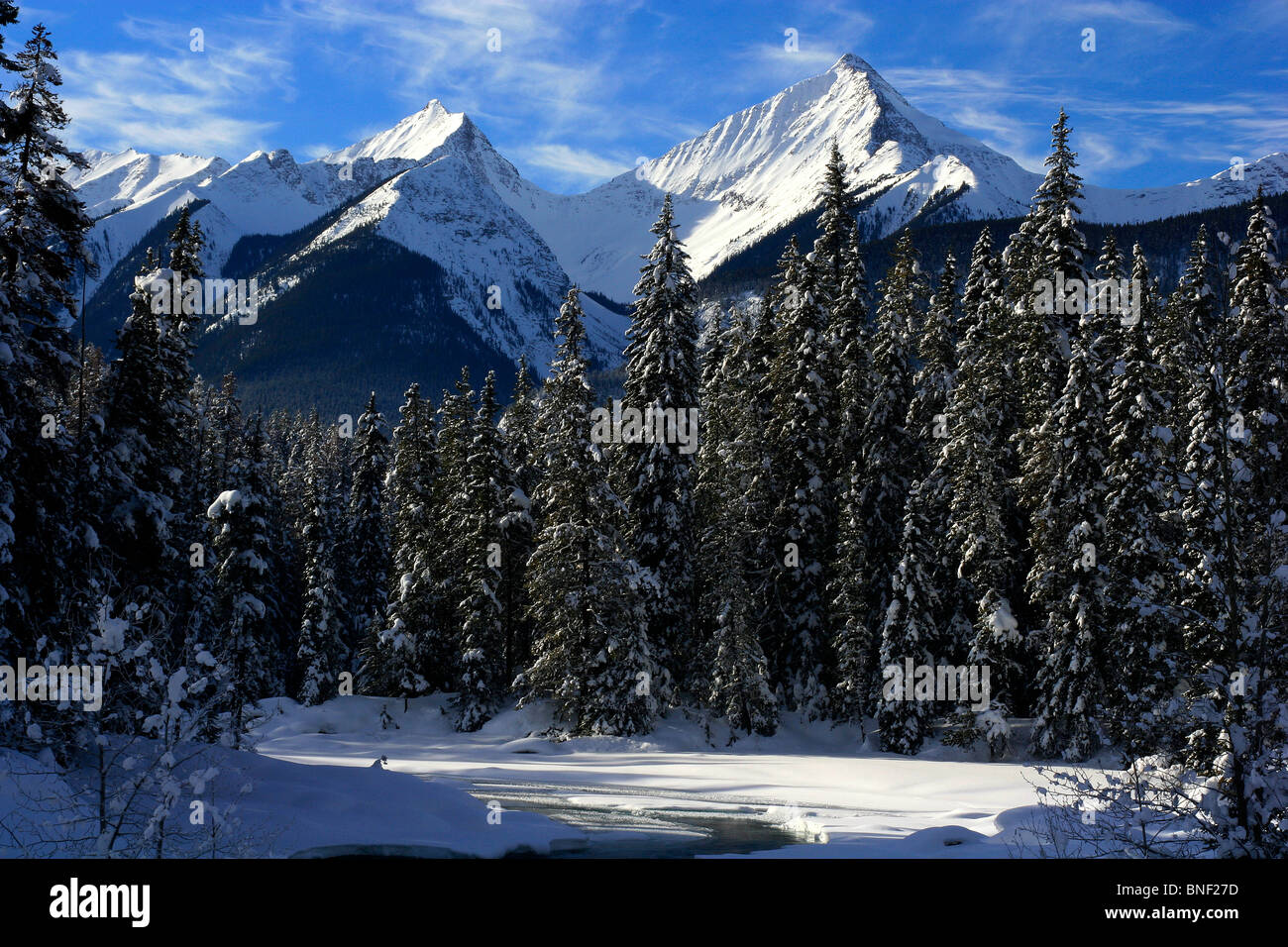 Frozen lake in front of mountains, Caldron Peak, Peyto Lake, Banff ...