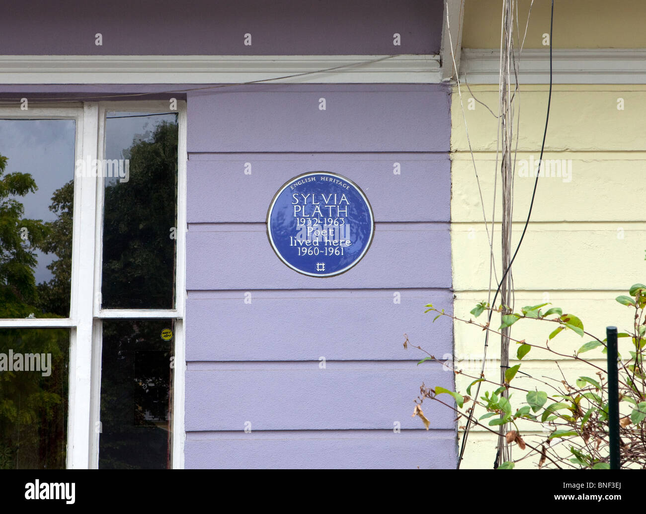 Blue Plague commemorating Sylvia Plath on exterior of residential ...