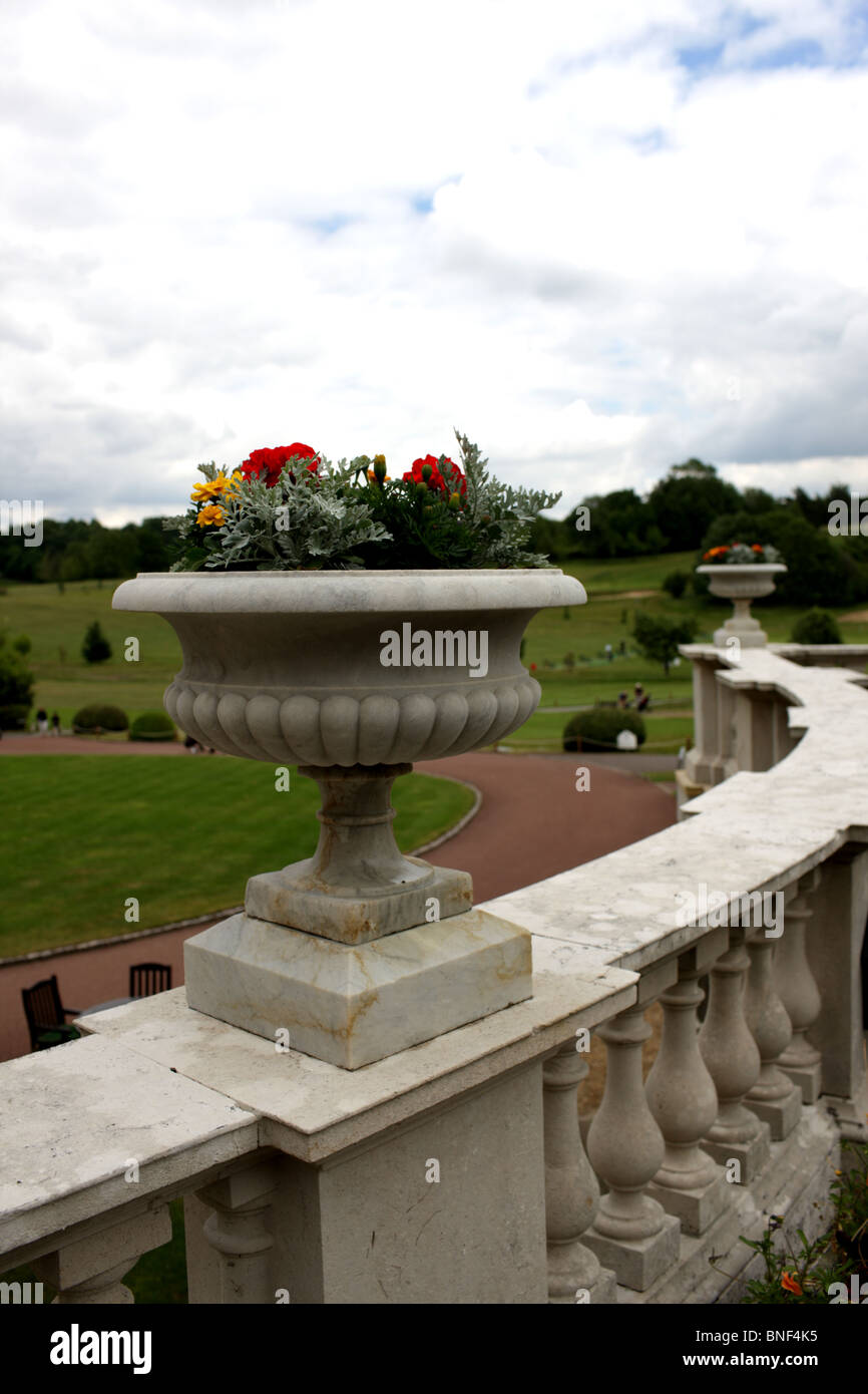 Curved planter hi-res stock photography and images - Alamy