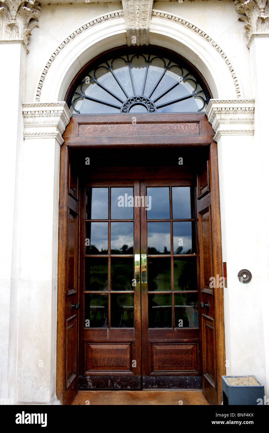 Ringing the front door bell hi-res stock photography and images - Alamy