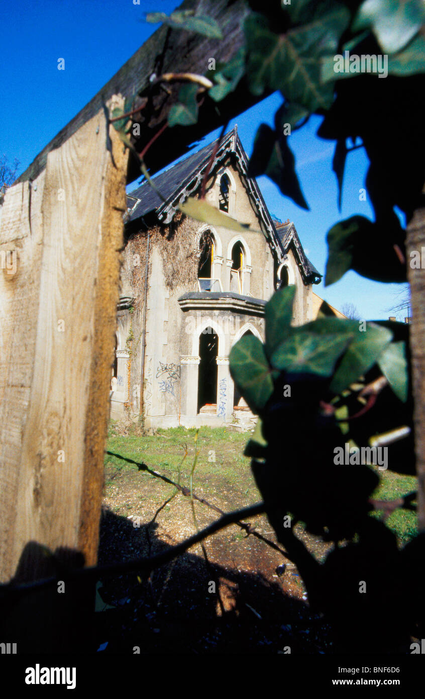Dilapidated victorian house hi-res stock photography and images - Alamy