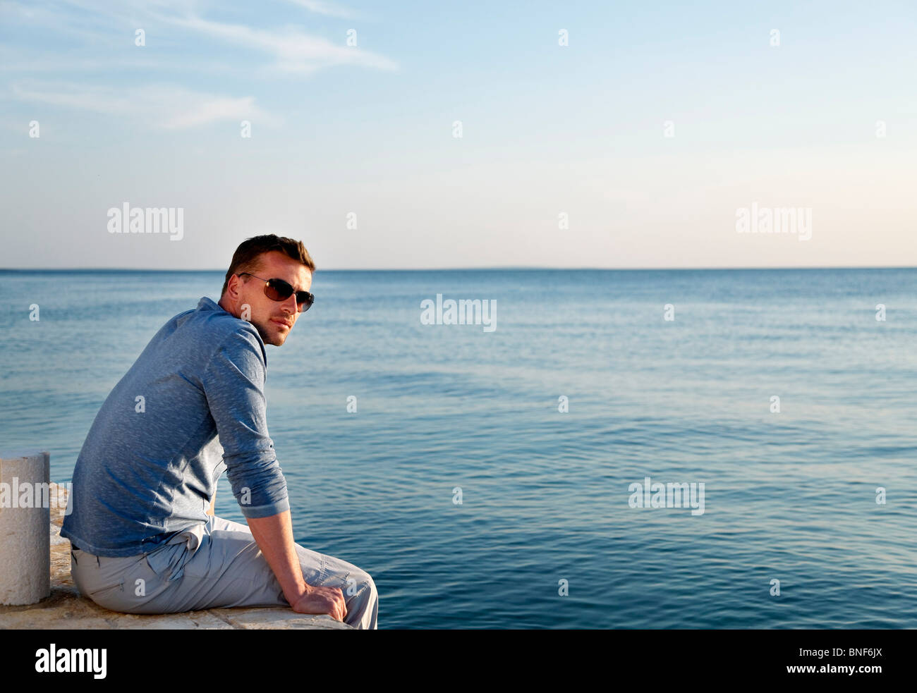 People sitting by the sea hi-res stock photography and images - Alamy