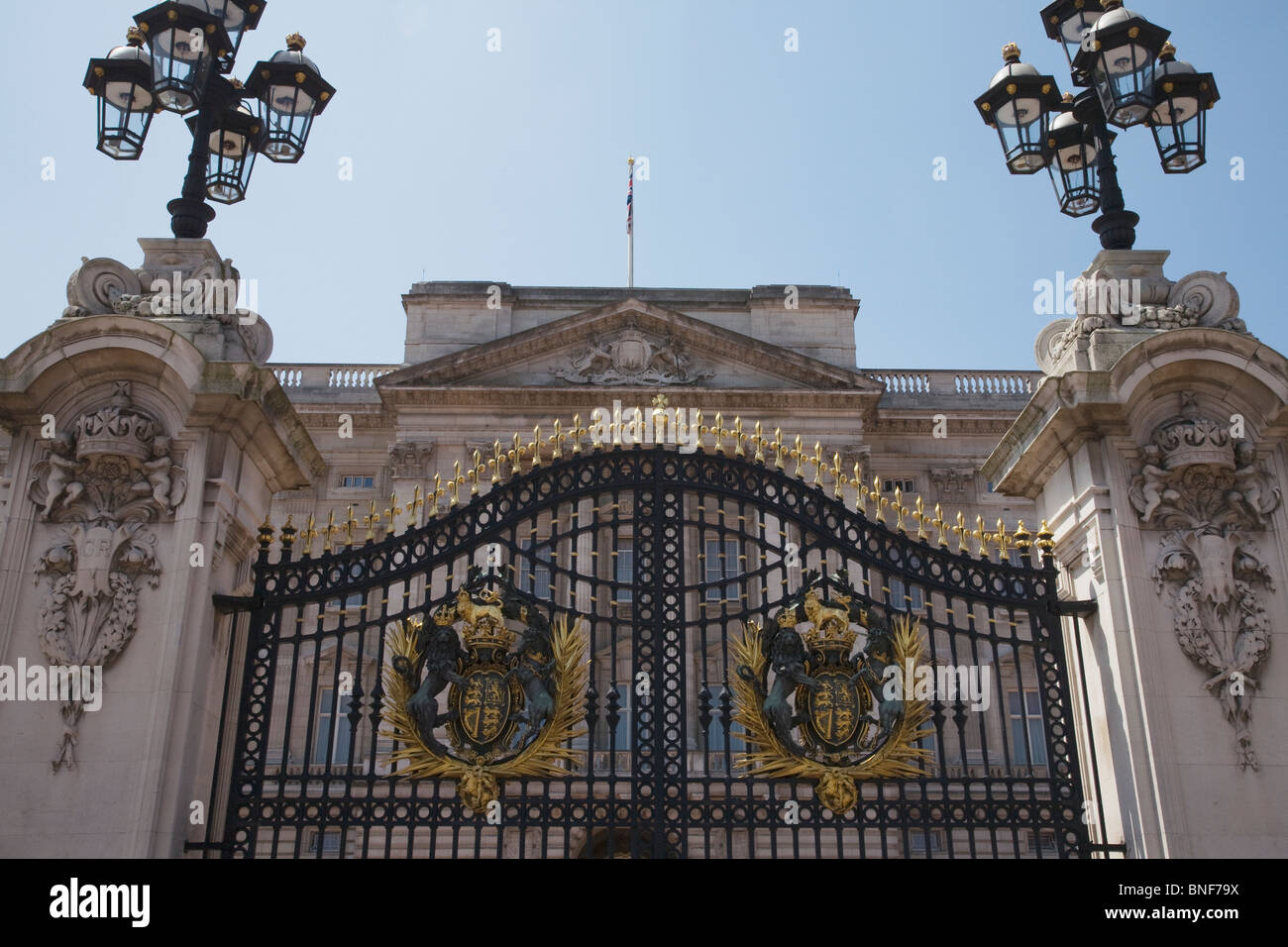 Buckingham palace front gate royal hi-res stock photography and images ...