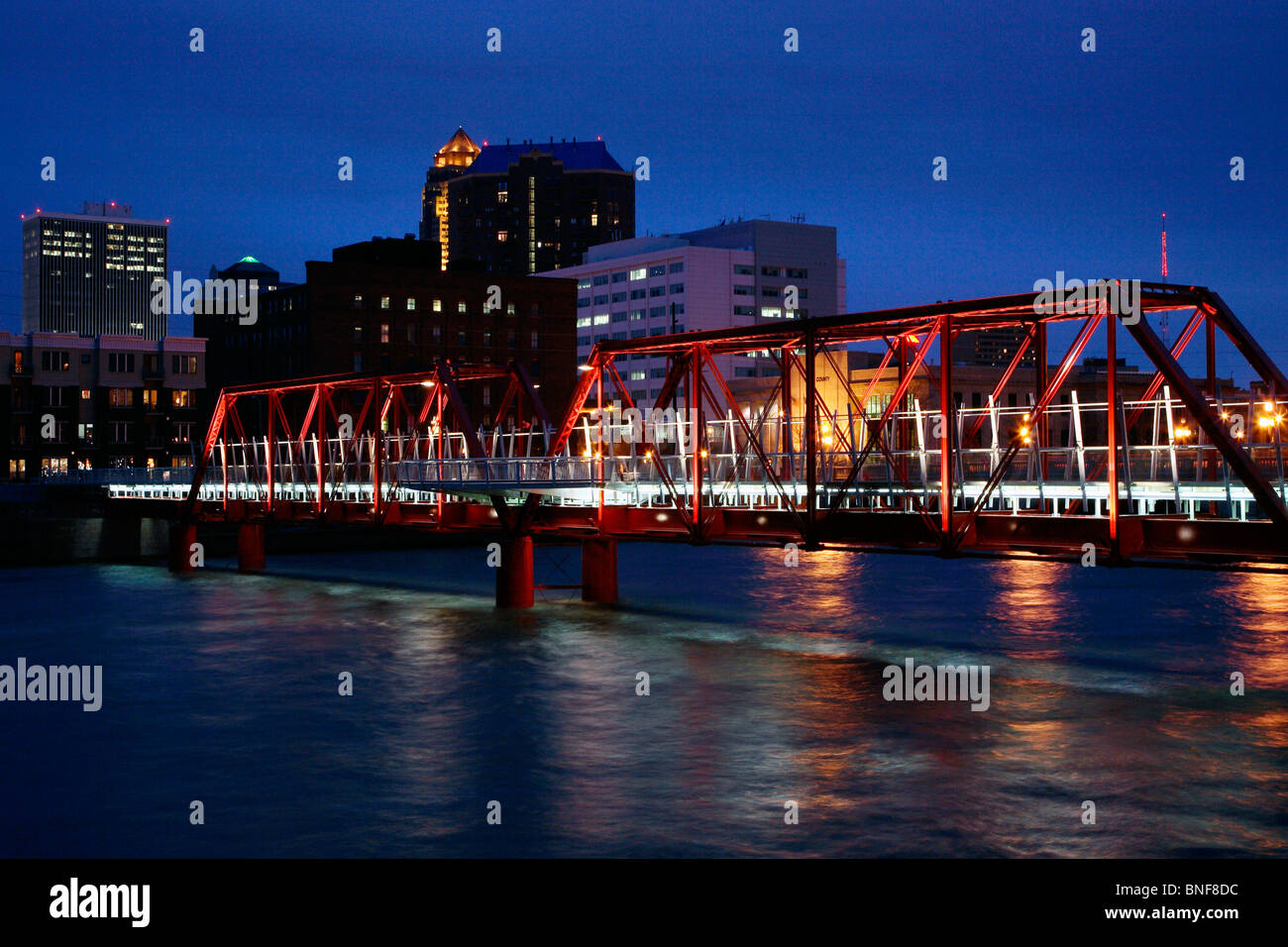 USA, Iowa, Des Moines, Pedestrian Bridge across Des Moines River at ...