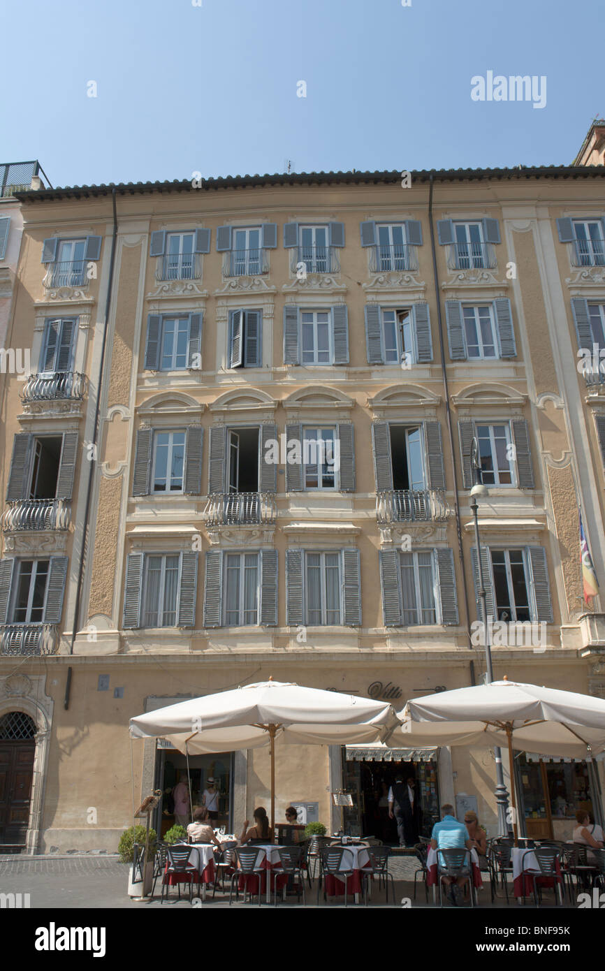 Roman cafe with outdoor tables Stock Photo - Alamy