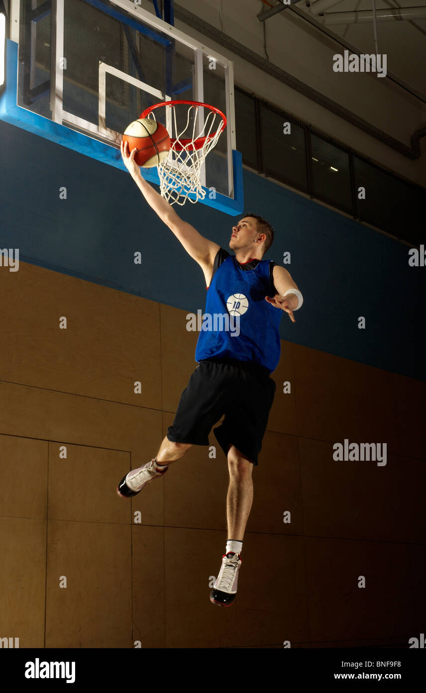 Basketball player jumping at hoop Stock Photo - Alamy