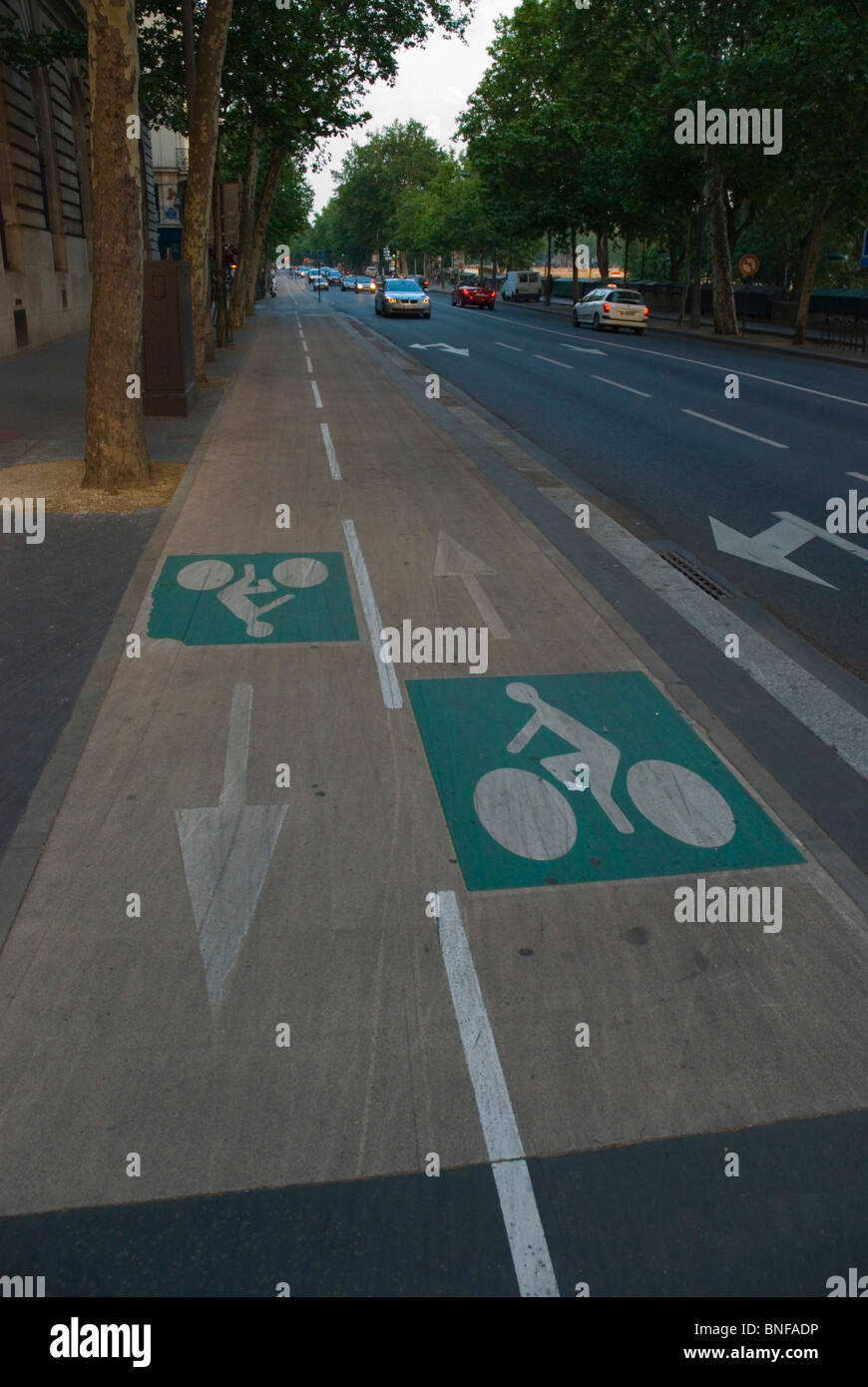 Bike lanes paris hi-res stock photography and images - Alamy