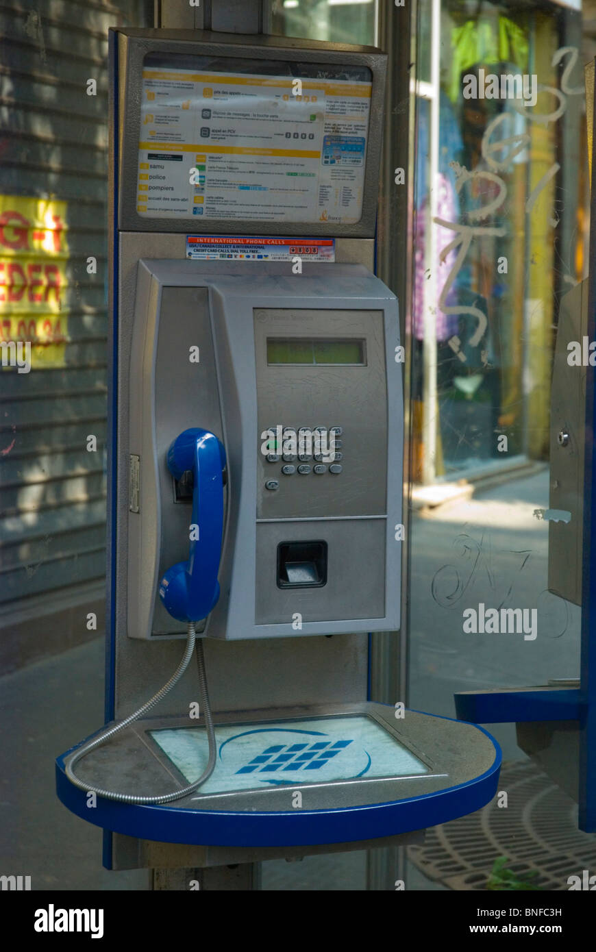 Phone booth france hi-res stock photography and images - Alamy