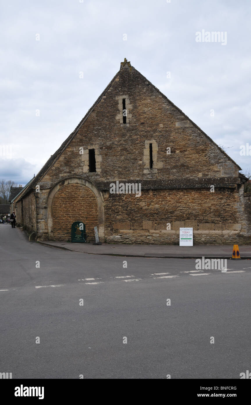 Old tithe barn hi-res stock photography and images - Alamy