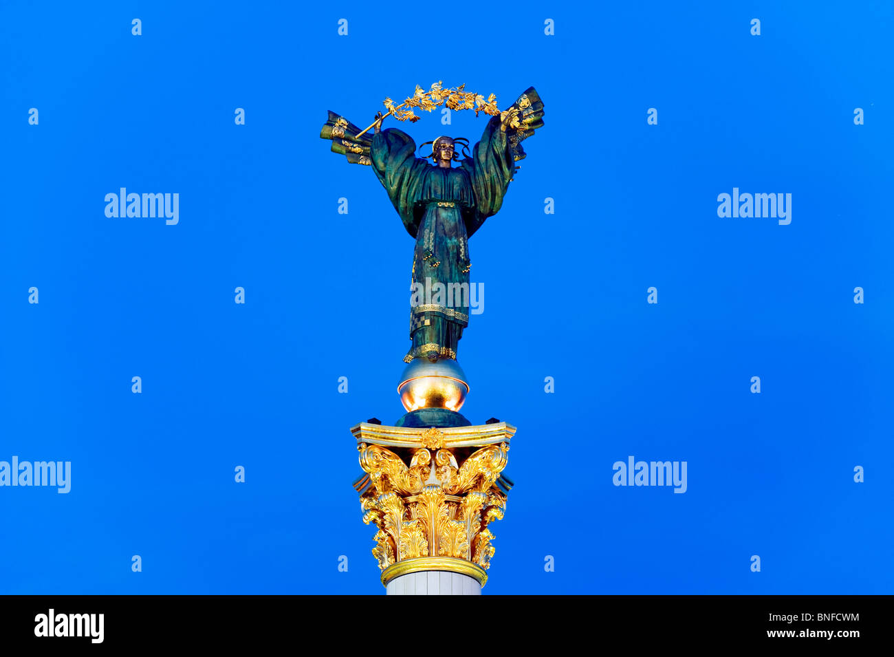 Symbol of Kiev statue in Maydan Nezalezhnosti, Independence Square ...