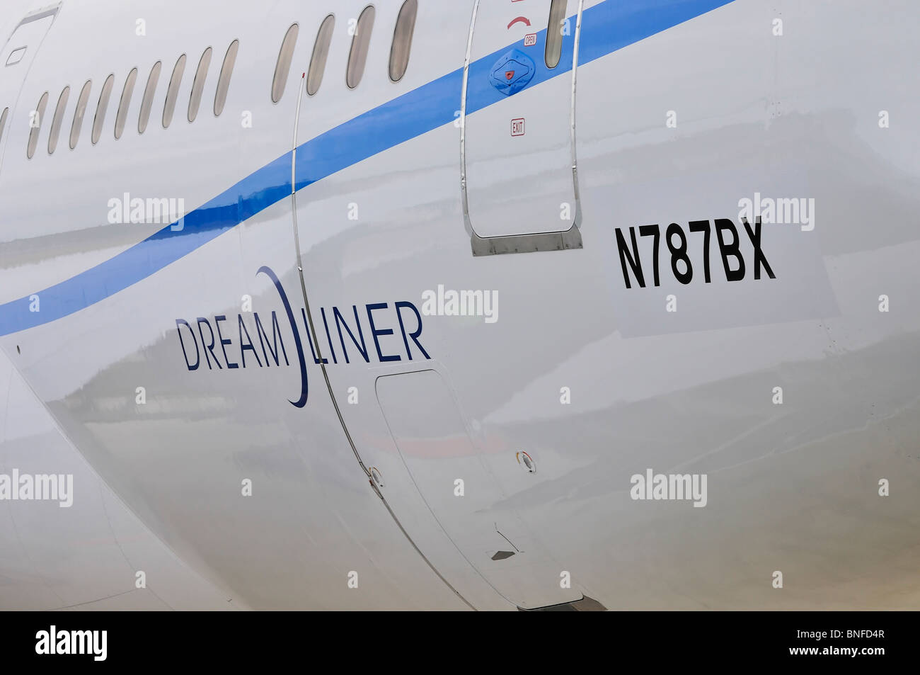 Boeing 787 dreamliner landing gear hi-res stock photography and images ...