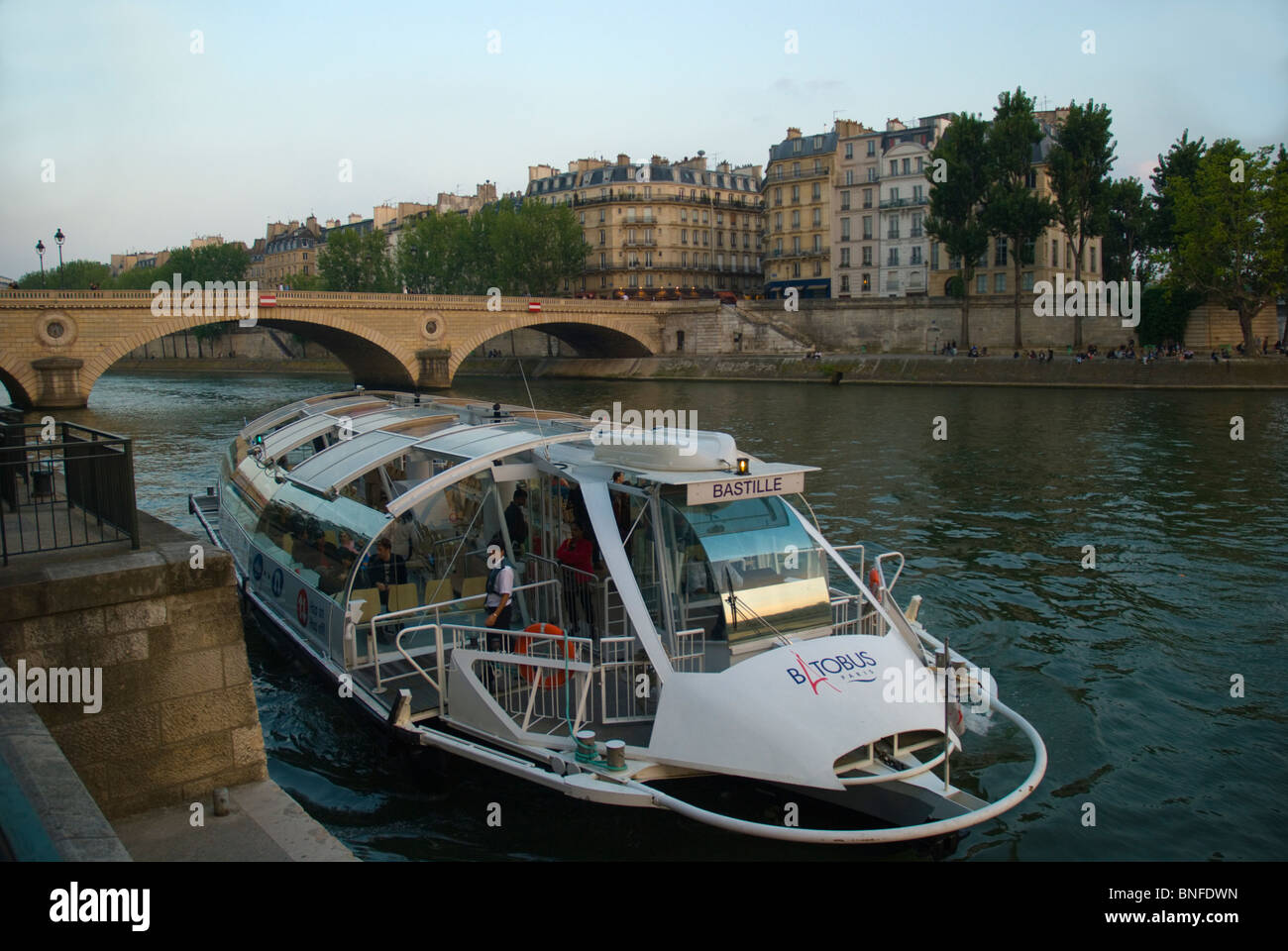 Batobus hi-res stock photography and images - Alamy