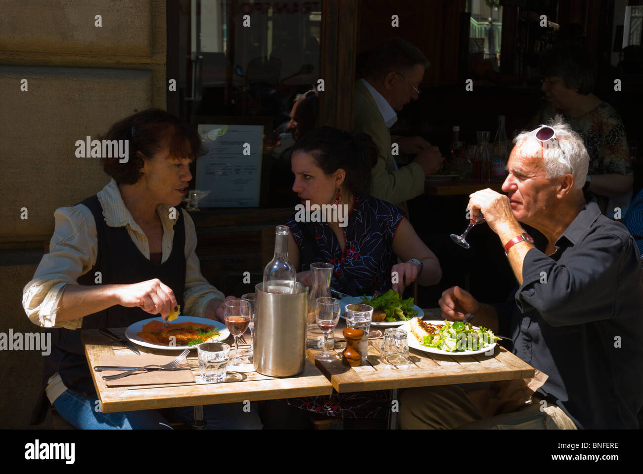 Group of people french restaurant hi-res stock photography and images ...