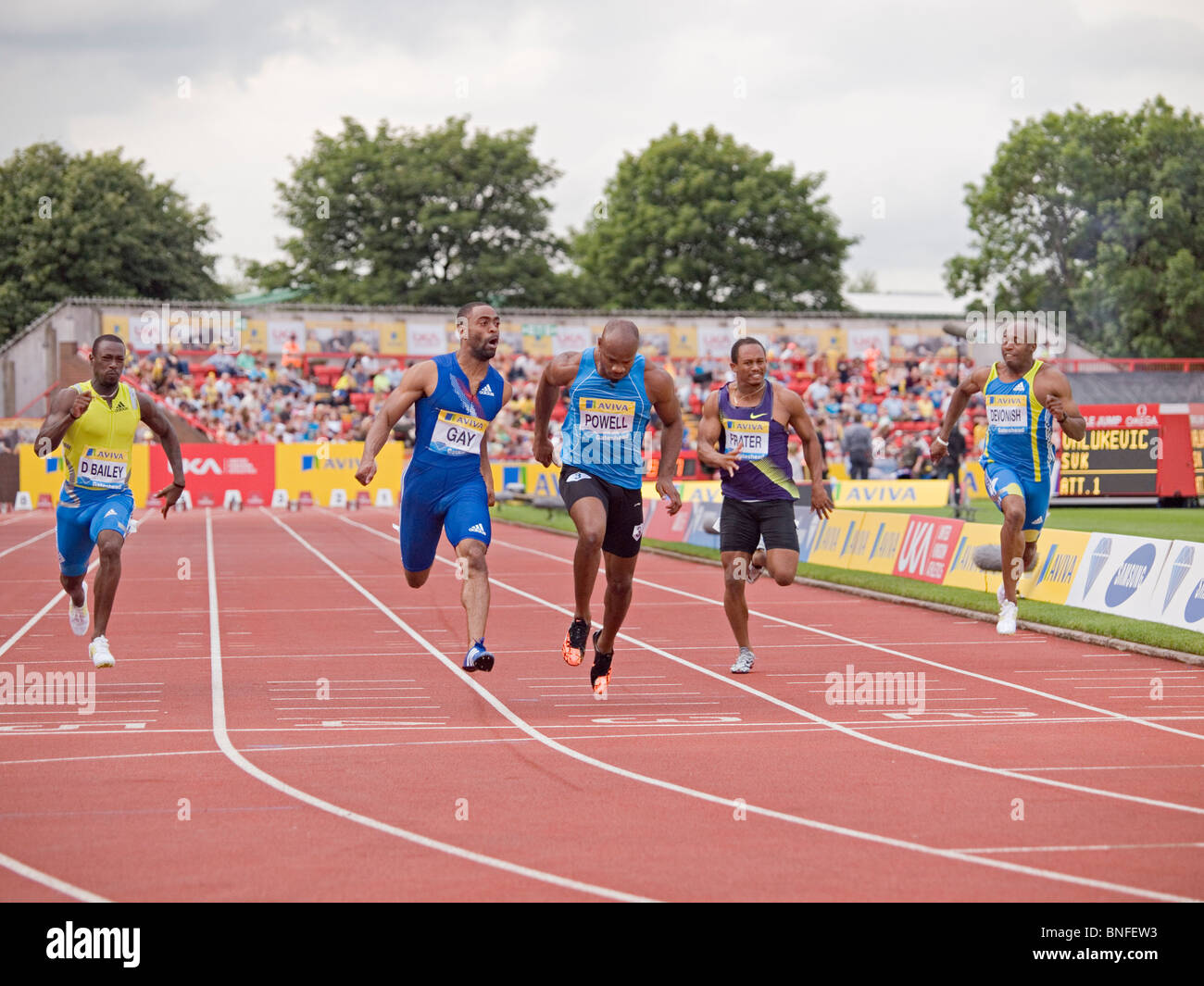 100 meter runner hi-res stock photography and images - Alamy