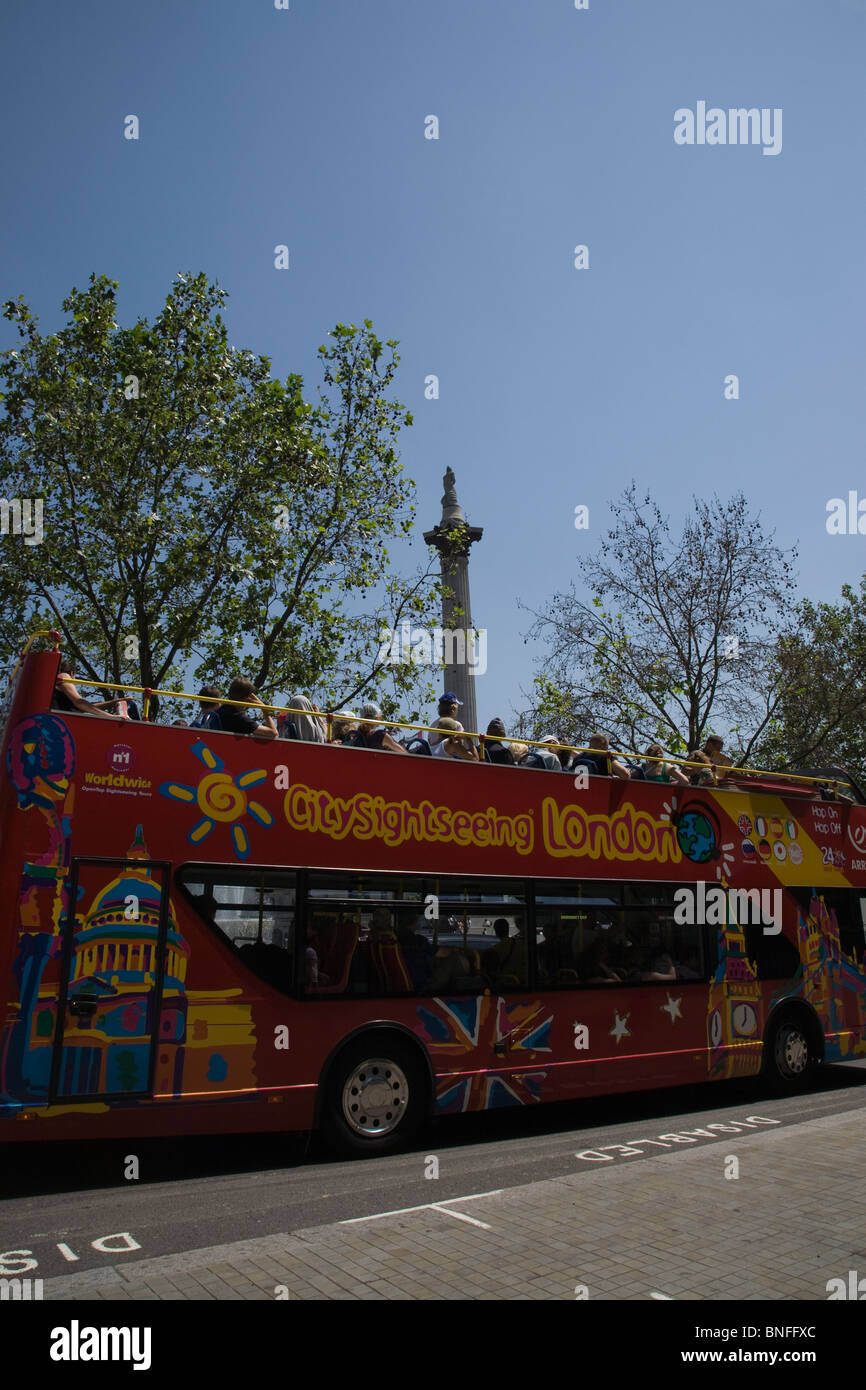 Trafalgar square nelson's column bus hi-res stock photography and ...