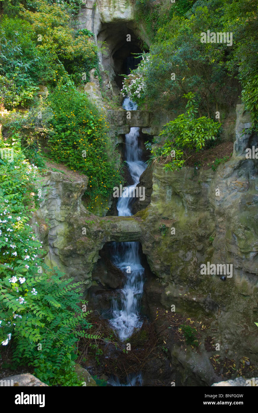 Parc des buttes chaumont waterfall hi-res stock photography and images ...