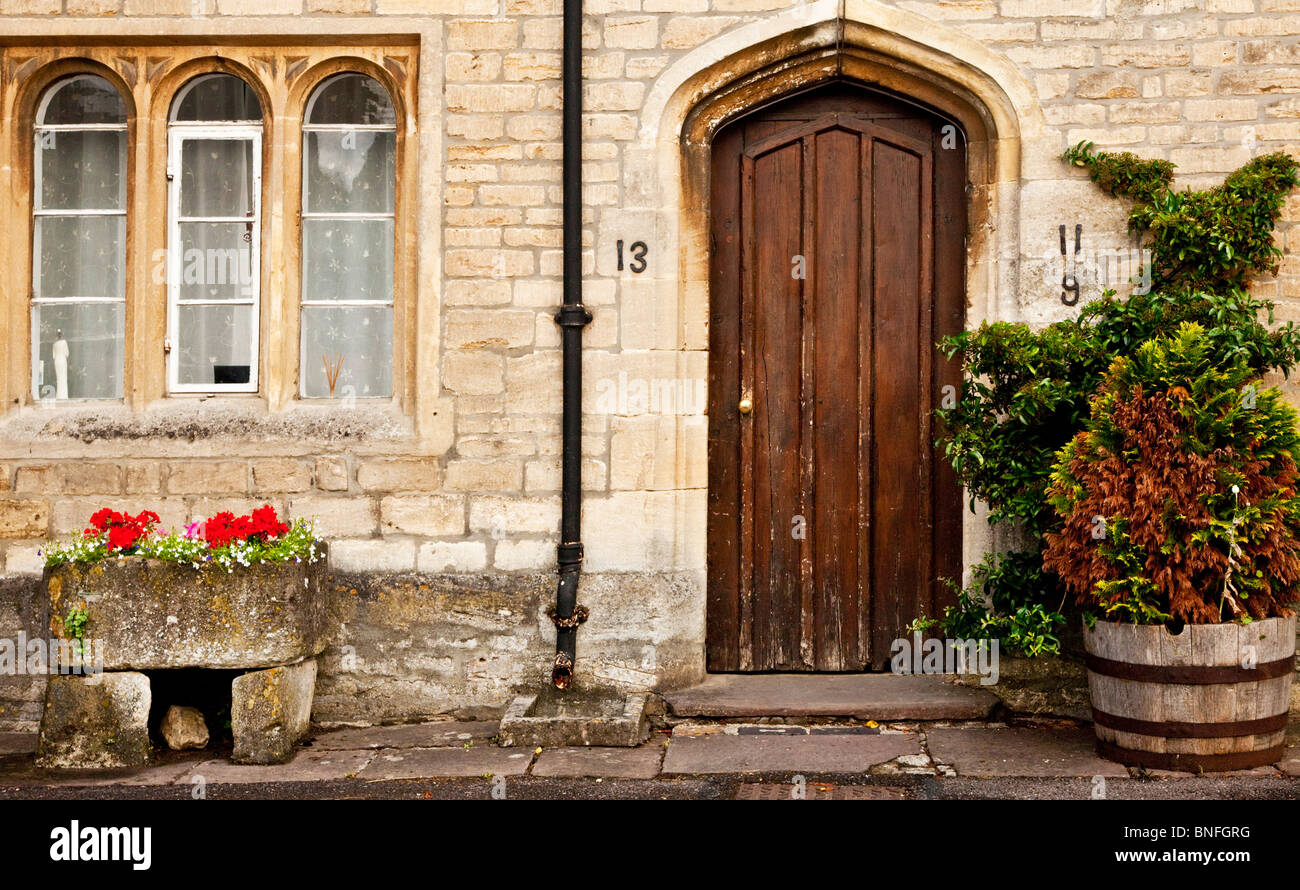 Medieval mullioned window hi-res stock photography and images - Alamy