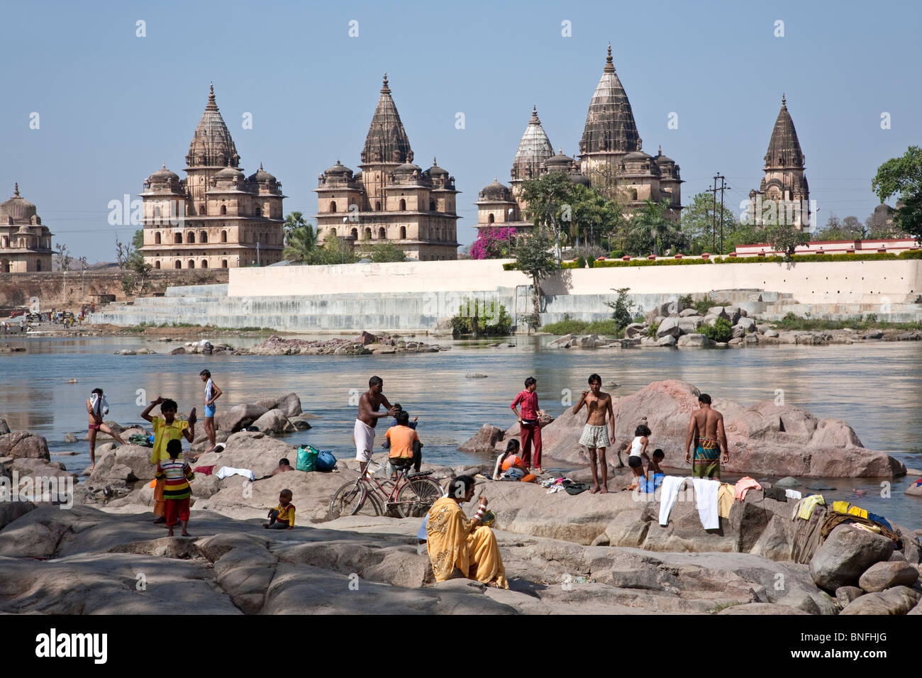 Men bathing in river india hi-res stock photography and images - Alamy