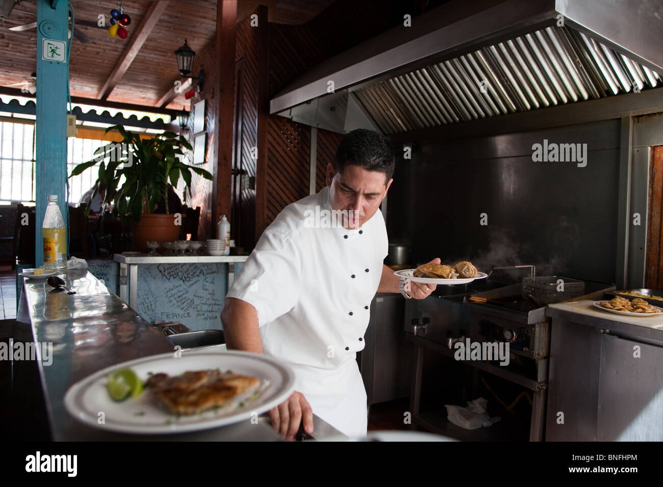 A chef cooks in a Havana restaurant, Habana Vieja, Cuba Stock Photo - Alamy