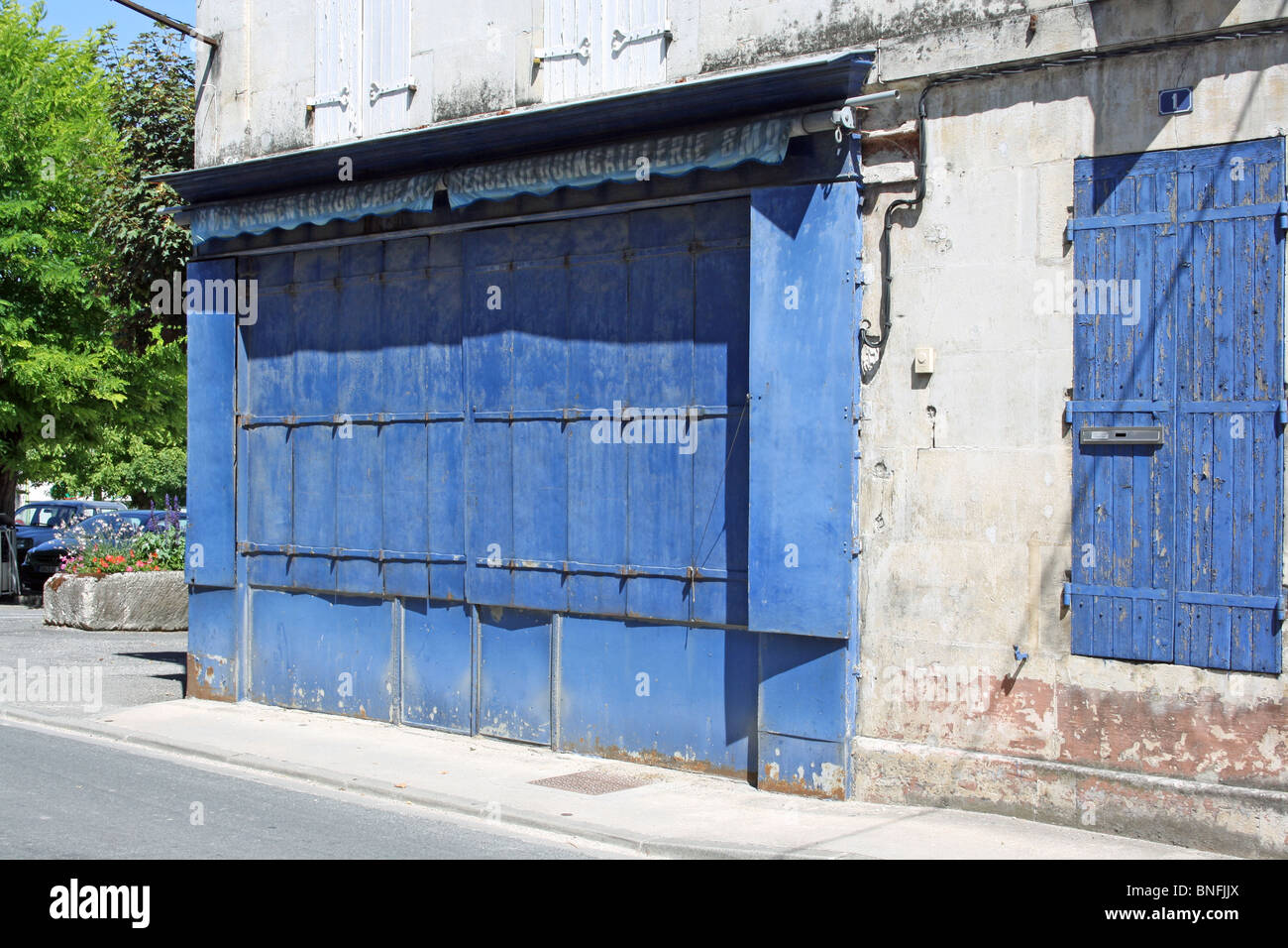 Shopfront shutters hi-res stock photography and images - Alamy