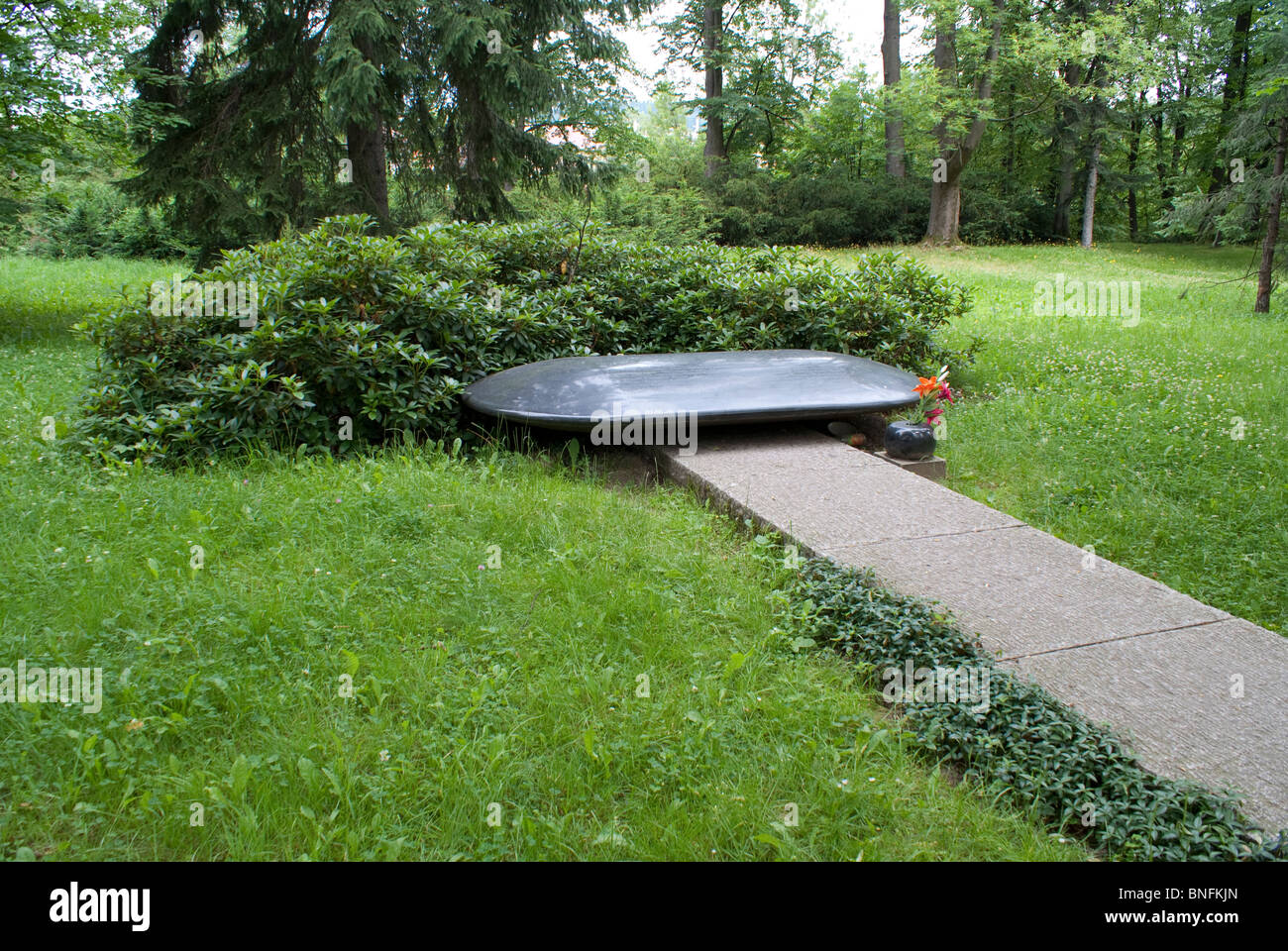 War memorial stone and plaque hi-res stock photography and images - Alamy