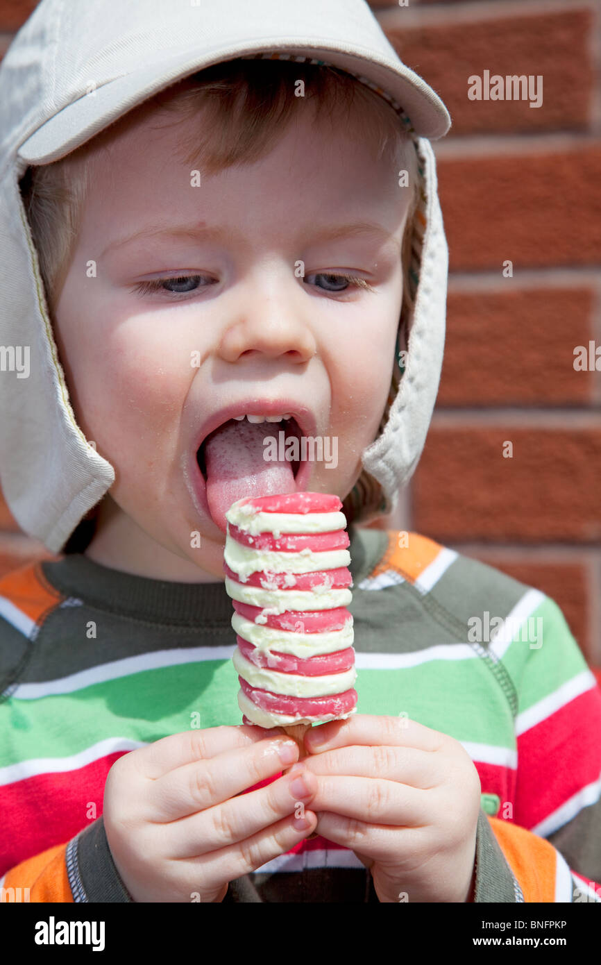 Young boy eating an iced lolly Stock Photo - Alamy
