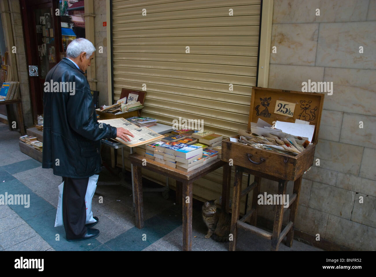 Antique trader magazine hi-res stock photography and images - Alamy