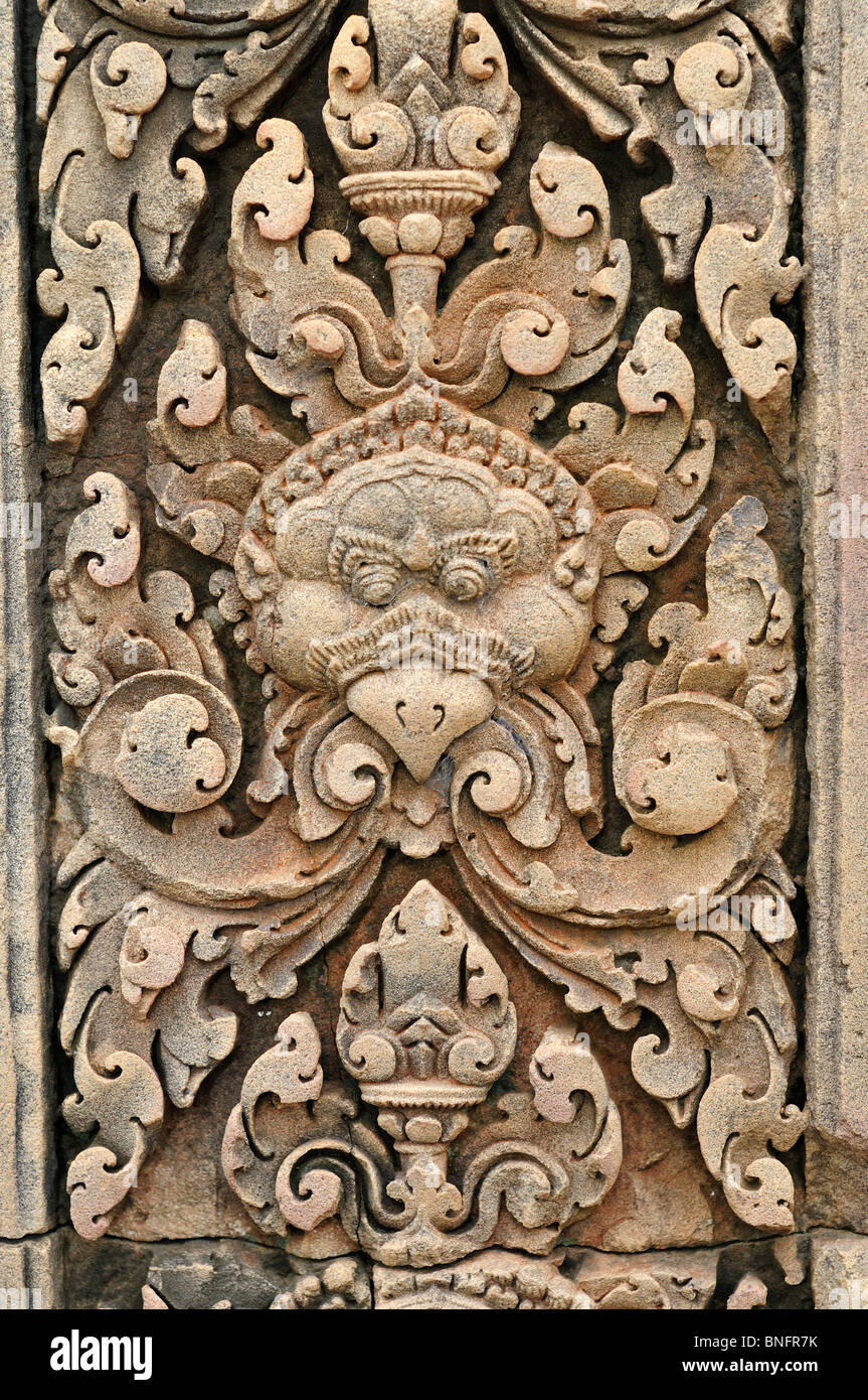 Detailed carvings adorn red sandstone lintel, Banteay Srei Temple ...