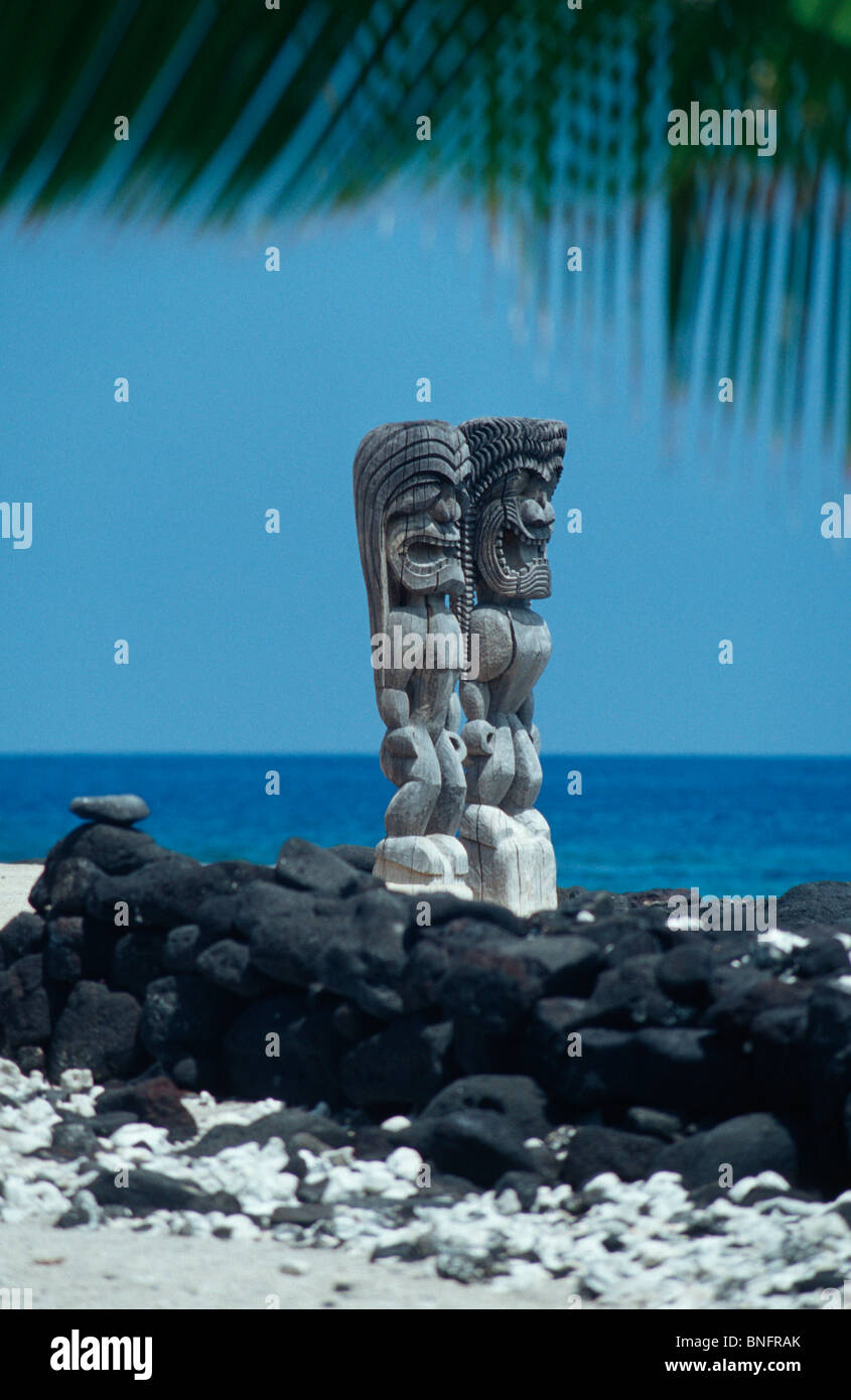 Statues at the coast, Puuhonua O Honaunau National Historical Park ...