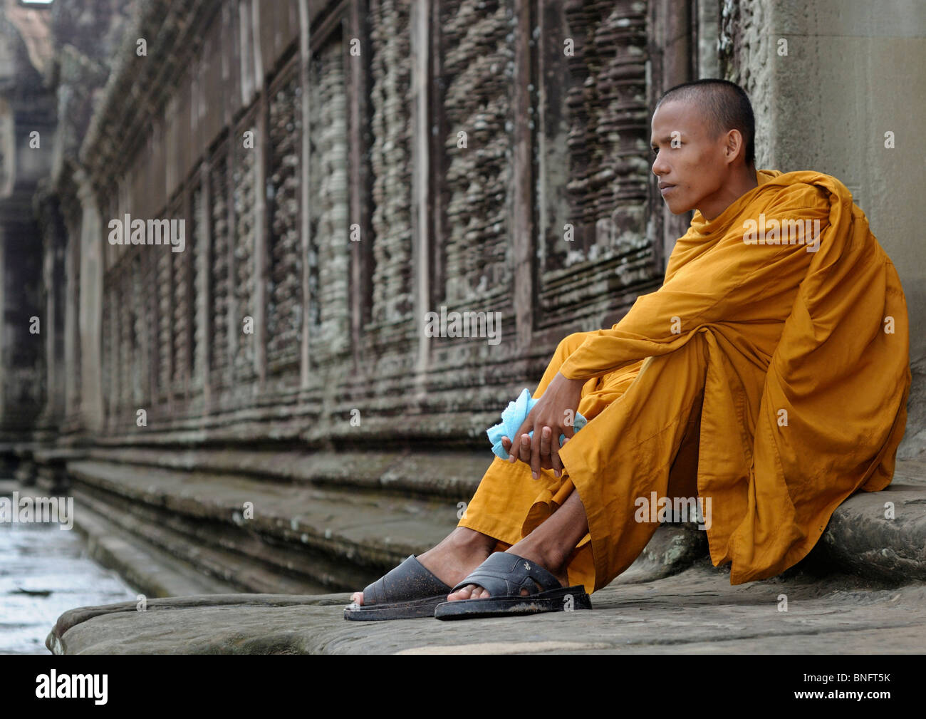 Monk sitting outside buddhist temple hi-res stock photography and ...