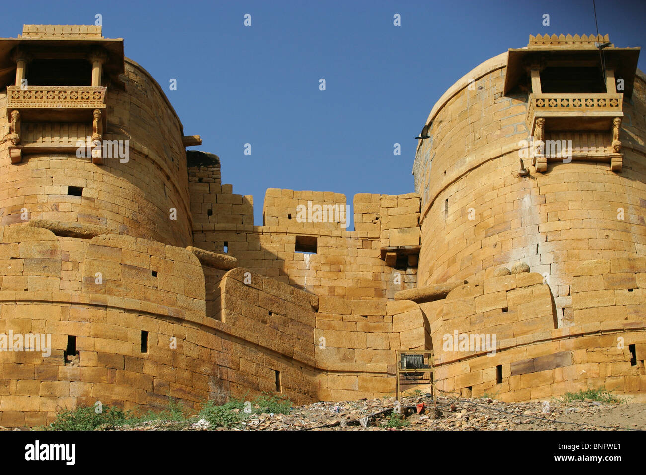 The ramparts of the 12th century Jaisalmer Fort, Rajasthan, India Stock ...