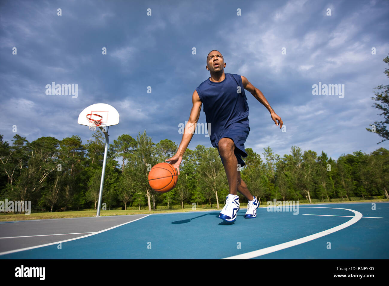 Basketball player bouncing skill hi-res stock photography and images ...