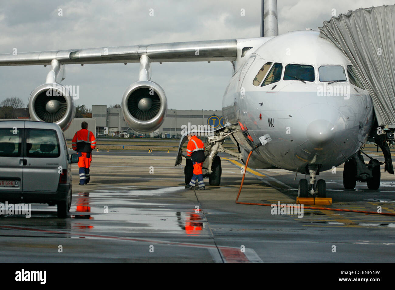 Gangway airplane hi-res stock photography and images - Alamy