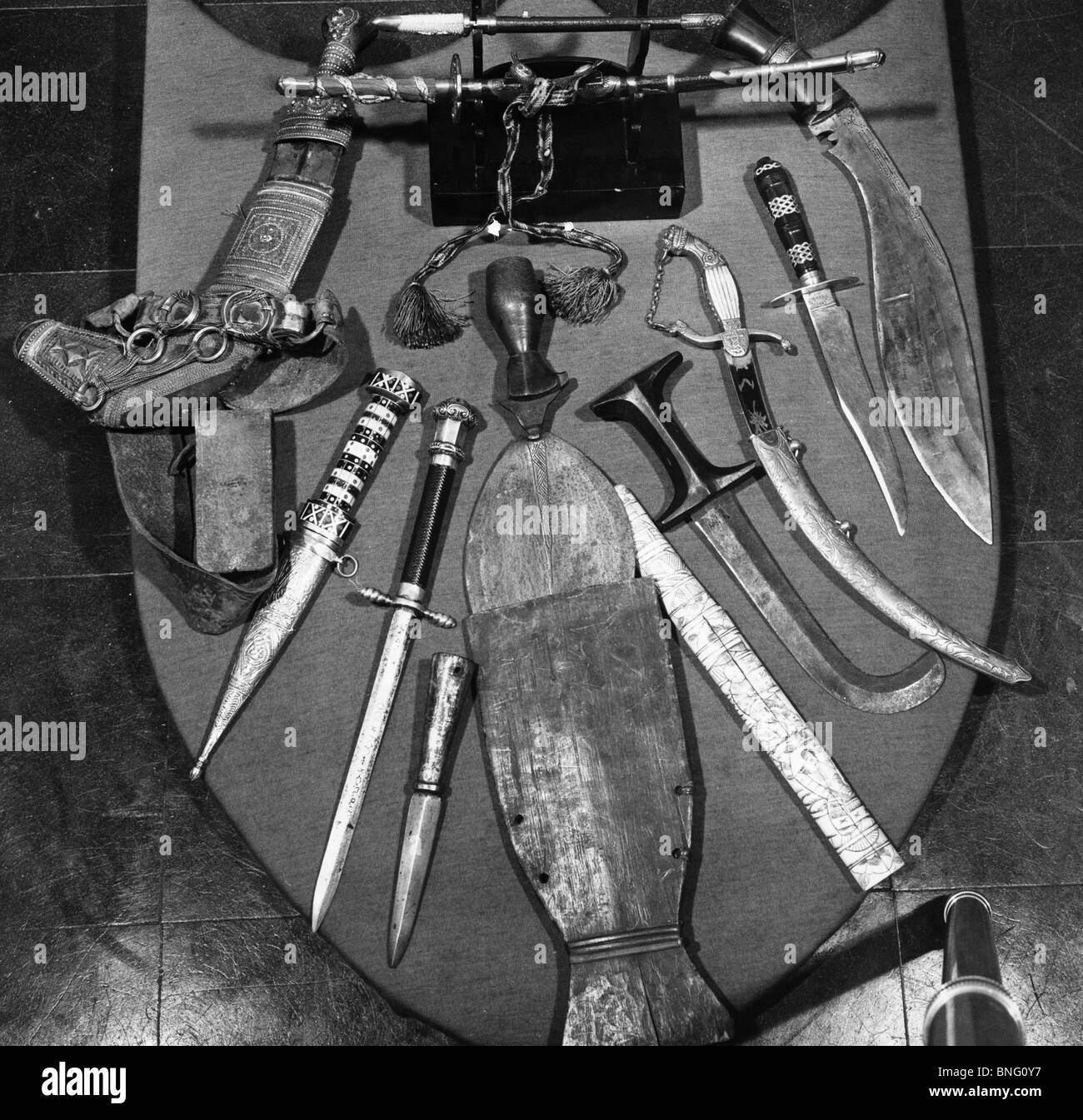 Weapons vertical hi-res stock photography and images - Alamy